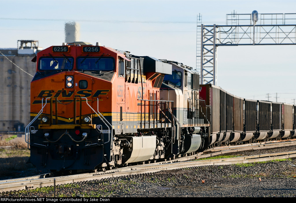 BNSF 6256 and BNSF 9760 navigate the switches